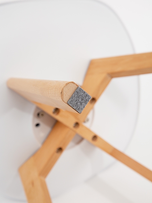 Современный стул с пластиковым сиденьем